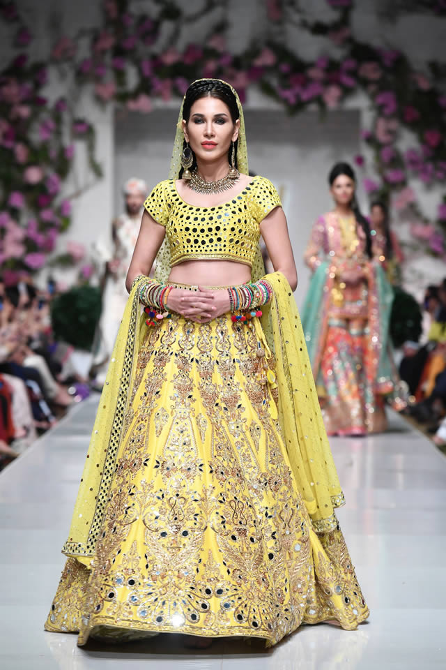 Maya Ali walks for Nomi Ansari’s New Collection at FPW 2019 – THE ODD ONEE