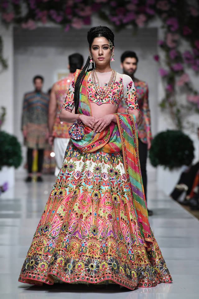 Maya Ali walks for Nomi Ansari’s New Collection at FPW 2019 – THE ODD ONEE