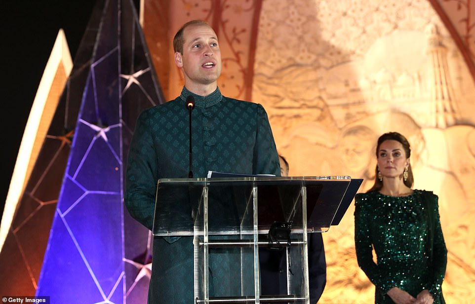 Prince William and Kate arrive by traditional rickshaw to reception in ...