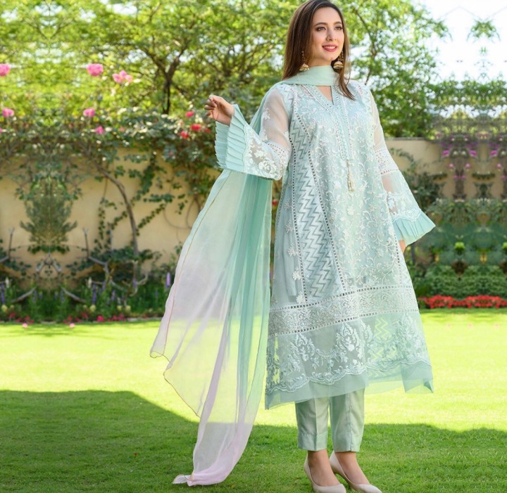 Komal Aziz Khan poses for her brand Omal – THE ODD ONEE